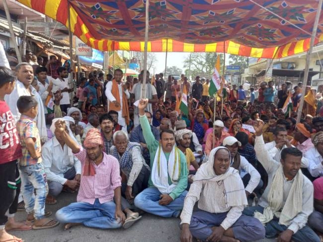 एनएच-83 पर टेंट गाड़ बैठ गए किसान, तीन घंटे आवागमन बाधित - Farmers ...