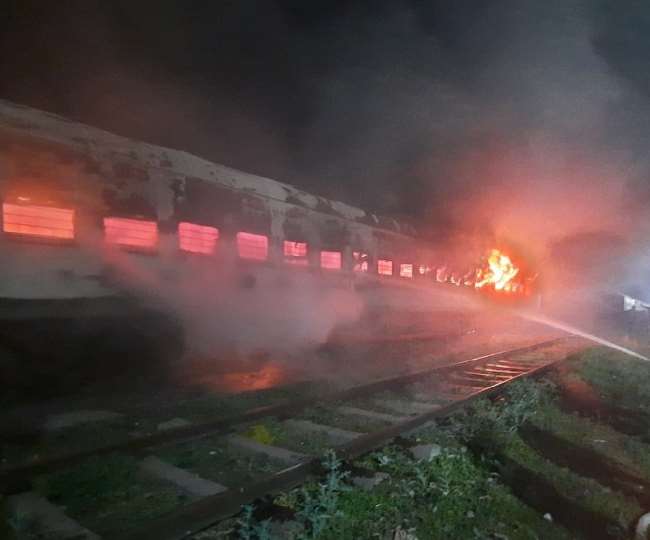 गोरखपुर में धू-धूकर जल गई ट्रेन की पूरी बोगी, बड़ा हादसा टला - Train ...