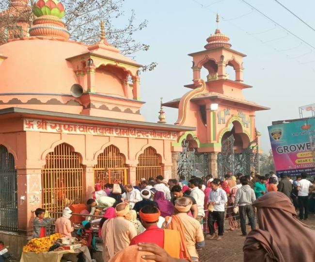 बागपत में गुफा वाले बाबा के मंदिर में उमड़ा श्रद्धा का सैलाब, एक लाख ...