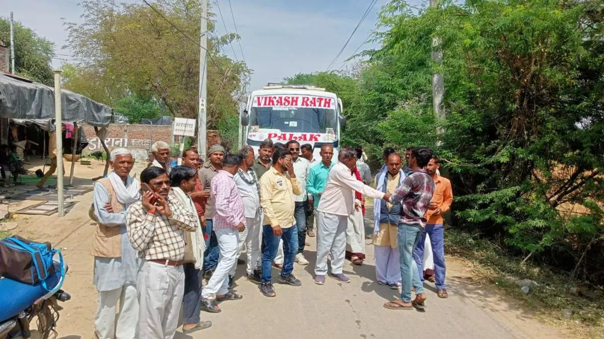 Mahoba: बिजली की तारों में फंसी सवारियों से भरी बस, मुख्यमंत्री के ...