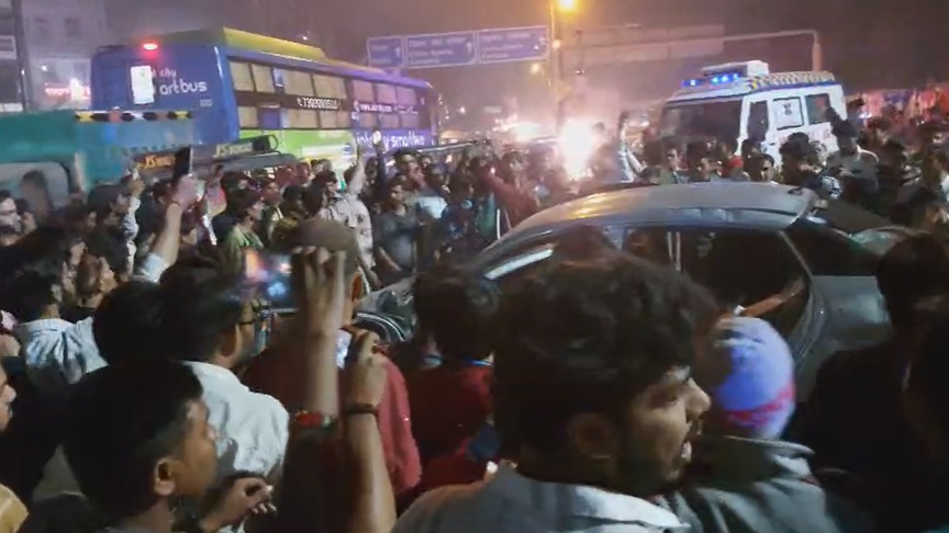 दिल्ली में हादसे का खतरनाक VIDEO: मयूर विहार फेस-3 के बाजार में घुसी ...