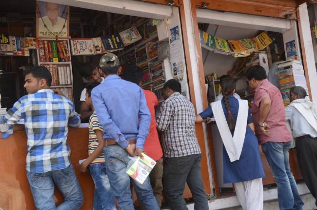किताबों के साथ गाइड खरीदने को कर रहे मजबूर