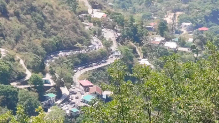 Mussoorie पहुंची सैलानियों की भीड़, लाइब्रेरी से किंगक्रेग तक भयंकर जाम ...
