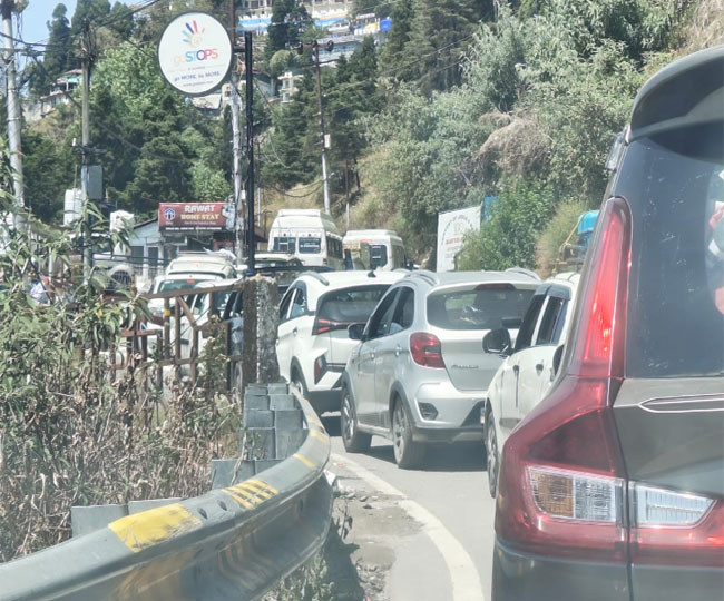 Mussoorie पहुंची सैलानियों की भीड़, लाइब्रेरी से किंगक्रेग तक भयंकर जाम ...