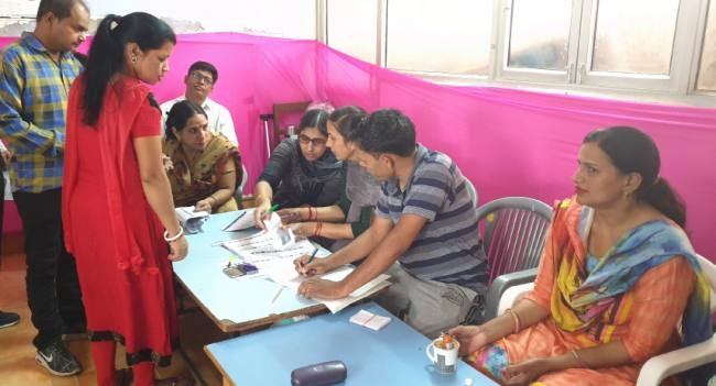 सखी बूथों पर महिलाओं ने दिखाया जबरदस्त उत्साह, एक बूथ पर पुरुषों से भी ...