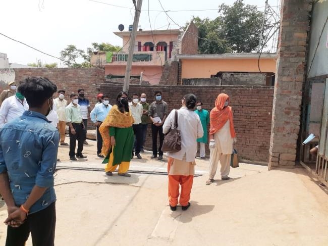 डीएम ने मंसूरपुर गांव में कंटेनमेंट जोन का निरीक्षण किया - DM inspects ...