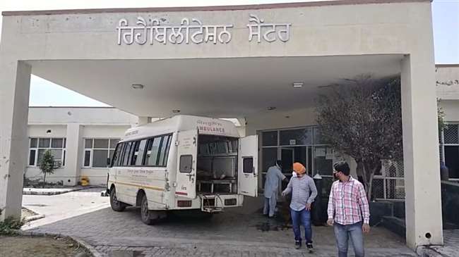 नेक पहलः बरनाला के सोहल पत्ती कोविड केयर सेंटर में आईओएल लगा रही ...