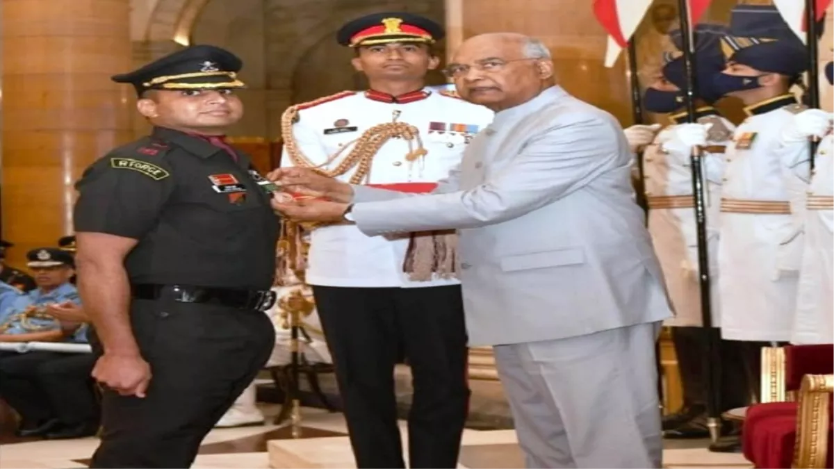 शौर्य चक्र से सम्मानित किए गए मेजर विकास खत्री, राष्ट्रपति रामनाथ कोविंद ने दिया सम्मान - Major ...