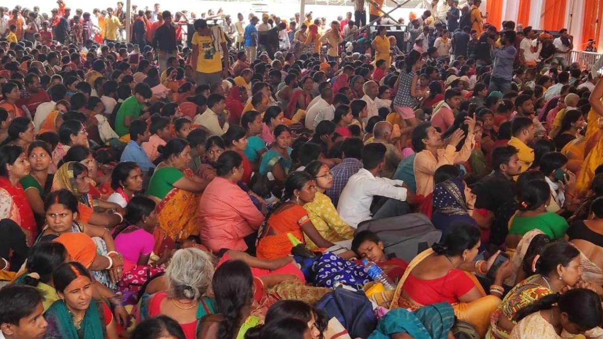 Bageshwar Baba: धीरेंद्र शास्त्री की कथा सुनने आए श्रद्धालु 'रामभरोसे ...