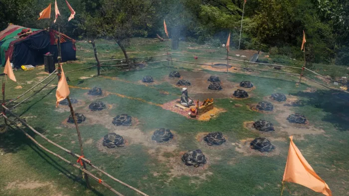 आसमान से बरस रही आग, नीचे कठिन धुनि तपस्या क्यों कर रहे महंत बालकनाथ ...