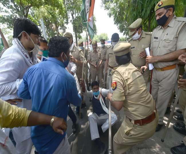 लखनऊ में कांग्रेस प्रदेश अध्यक्ष की रिहाई को लेकर सड़क पर उतरे ...