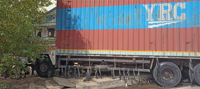 डिवाइडर पर चढ़ा कंटेनर पेड़ से जा भिड़ा, चालक की मौत - The container ...