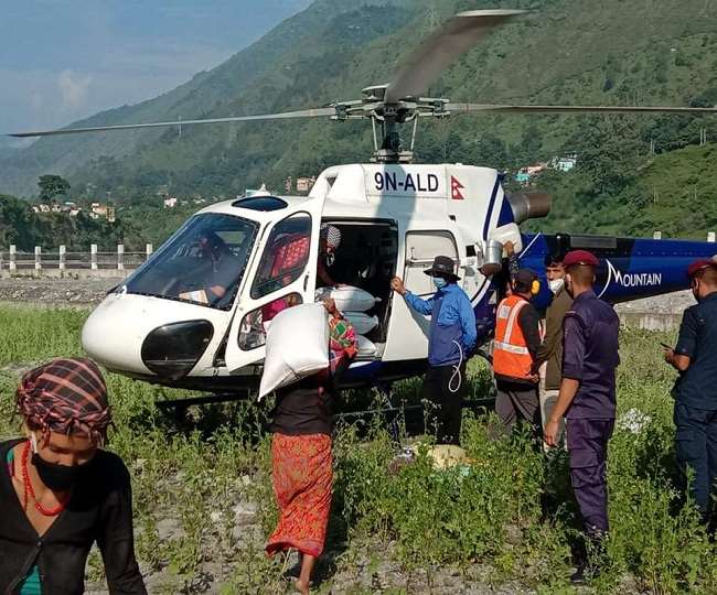 नेपाल के छांगरू और टिंकर गांव के लिए हेलीकॉप्टर से पहुंचाया जा रहा चावल ...