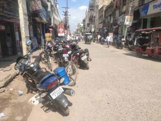 सारण में फुटपाथ ही नहीं, सड़क पर भी बाइक व ठेले वालों का कब्जा - Not ...