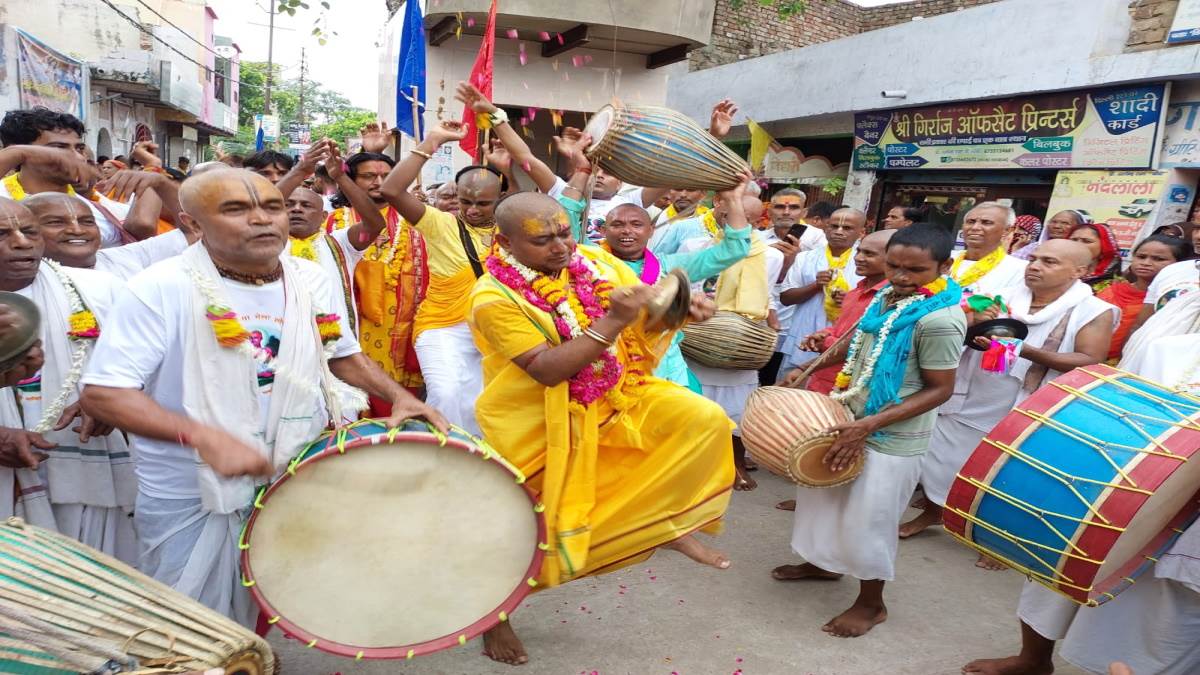 Mudiya Purnima: गुरु पूर्णिमा और मुड़िया शाेभायात्रा, गोवर्धन में उमड़ी ...