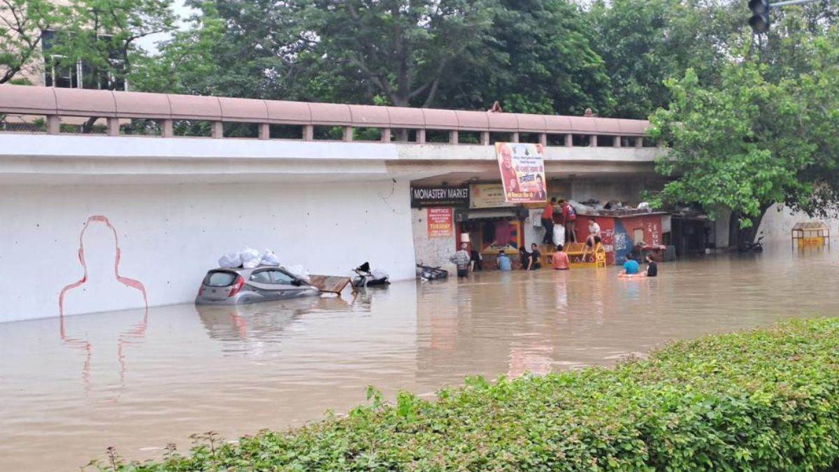 Delhi Flood Alert सिविल लाइंस में बाढ़ से बुरा हाल घरों में भरा छह फुट ...