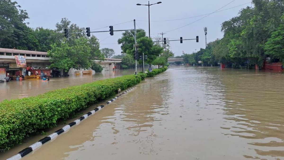 Delhi Flood Alert: सिविल लाइंस में बाढ़ से बुरा हाल, घरों में भरा छह ...
