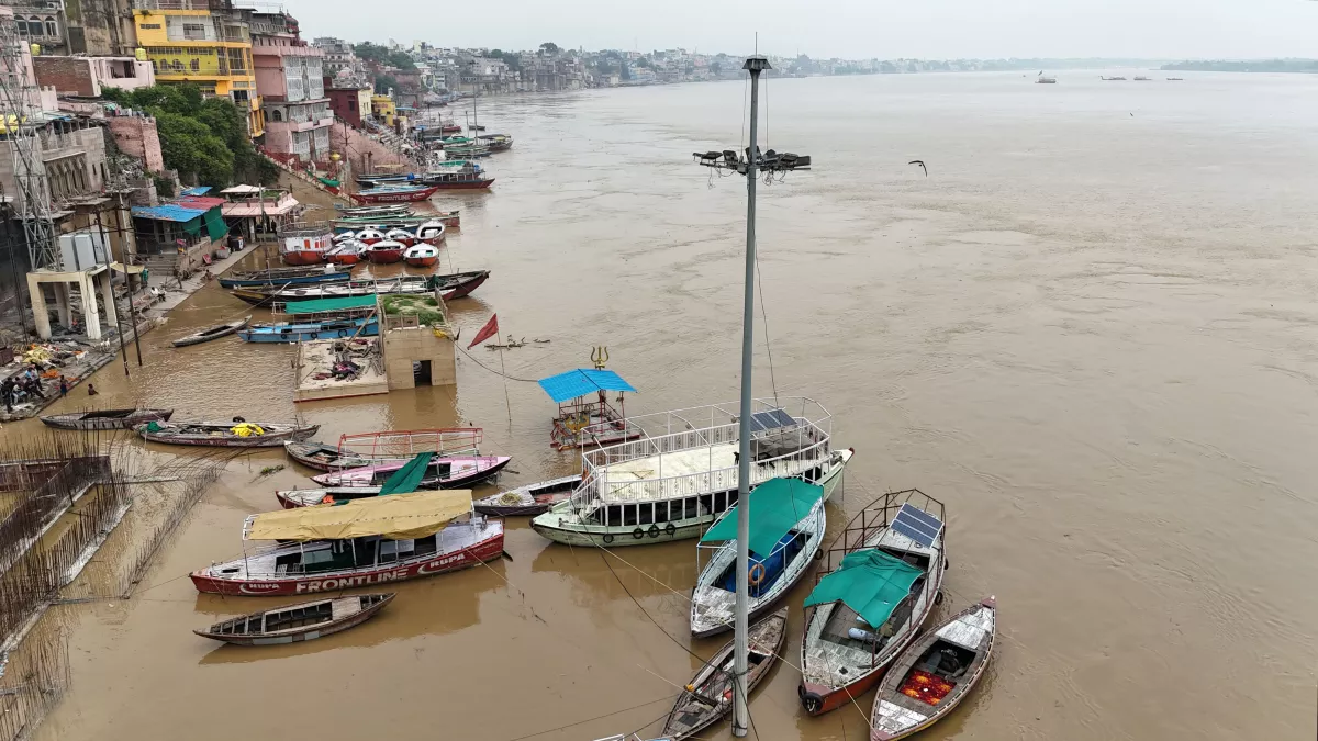 Varanasi Flood: काशी में गंगा के साथ वरुणा के जलस्तर में भी बढ़ोतरी ...