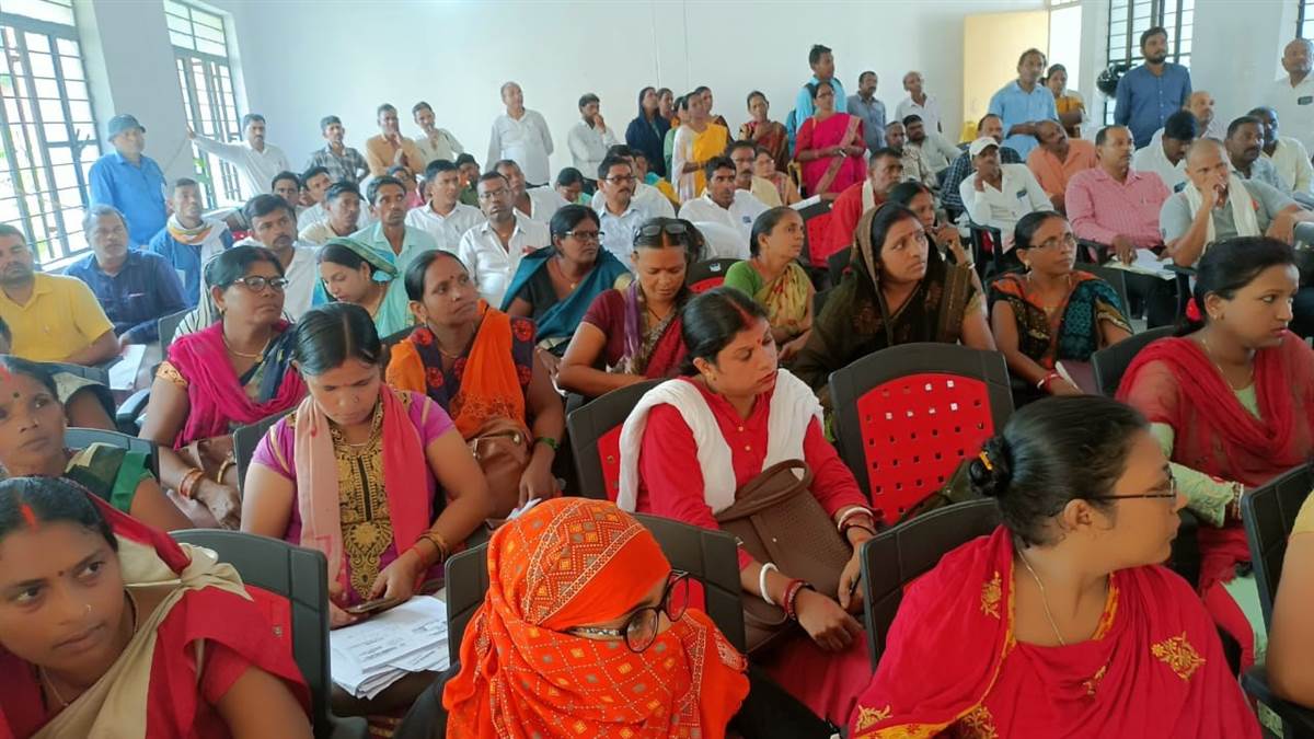 एसडीएम ने बीएलओ के साथ आधार सीडिंग से संबंधित क समीक्षा बैठक - SDM ...