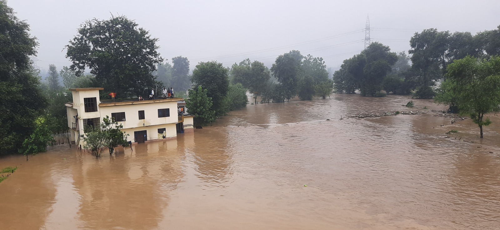 Himachal के मंडी में सात जगह फटा बादल, बल्ह घाटी में हर तरफ सिर्फ तबाही ...
