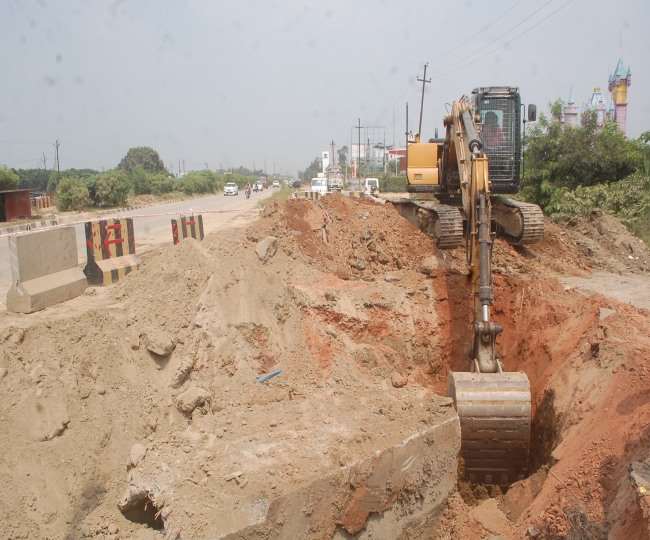 Delhi-Meerut Expressway: परतापुर तिराहे पर तेज हुआ इंटरचेंज का काम ...