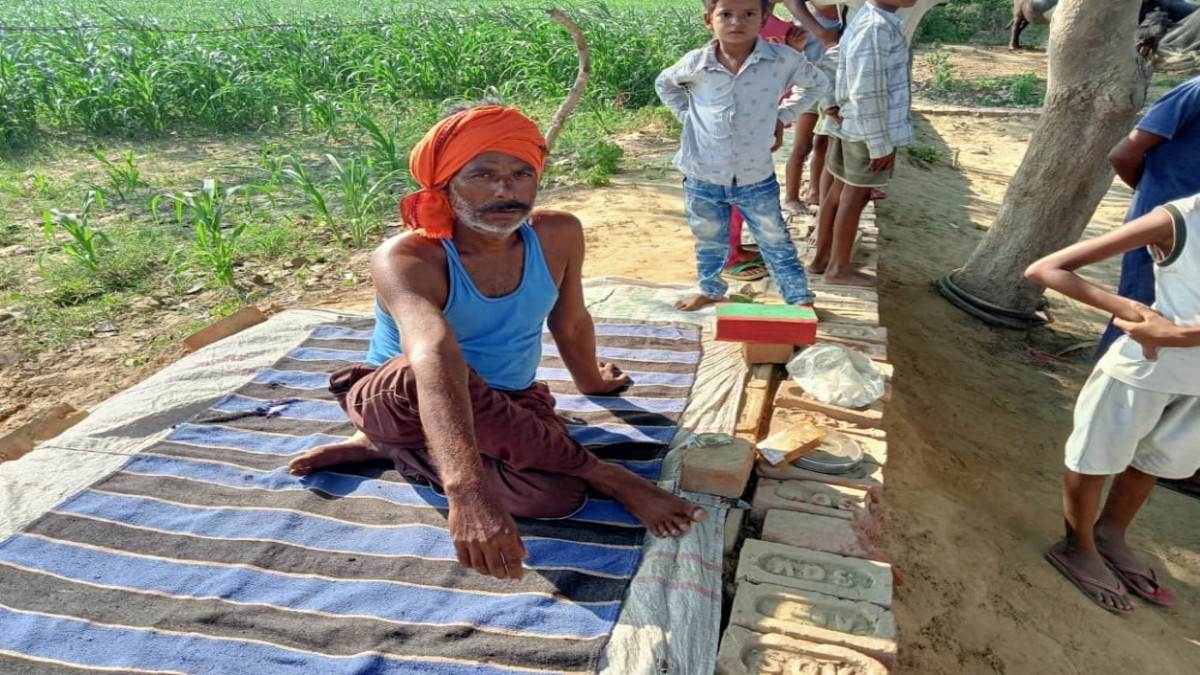 Badaun News : बिजली न मिलने से सूखी फसलें, खेत में अनशन पर बैठा किसान ...