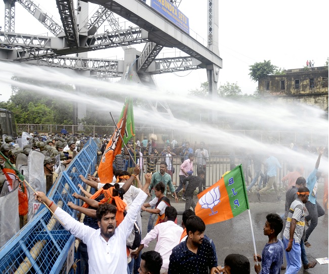 BJP Nabanna March: कोलकाता की सड़कों पर धधकी विराेध की आग, तस्वीरों में ...