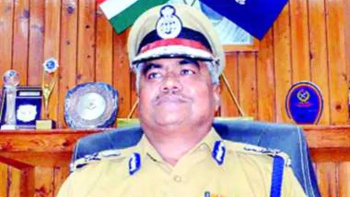 UP News: यूपी के पूर्व DGP जगमोहन यादव के खिलाफ मुकदमा दर्ज, मारपीट और ...