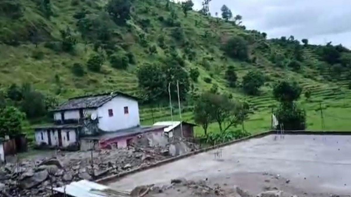 Uttarakhand Rains: लोहाघाट में अतिवृष्टि के बाद आठ घरों में भरा मलबा ...