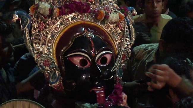 प्रयागराज के काली स्वांग की अनूठी परंपरा के विदेशी भी हुए कायल ...