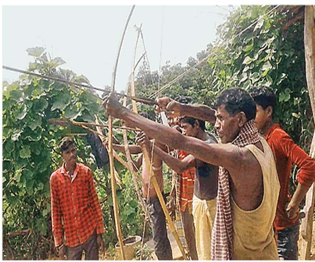 खुद को एकलव्‍य का वंशज बताते हैं पंडो आदिवासी, बिना अंगूठे लगाते हैं ...