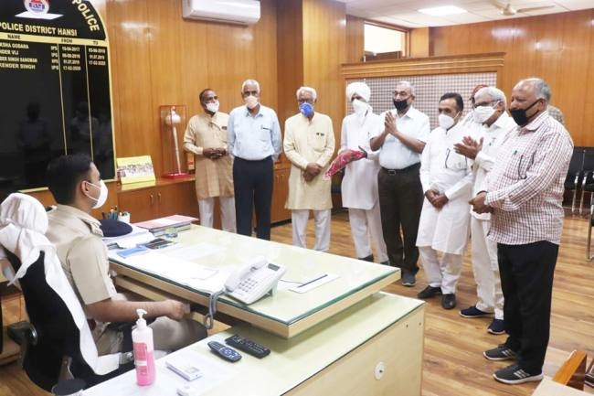 मात्र 36 घंटे में मामला सुलझाने पर गणमान्य लोगों ने एसपी से मुलाकात कर ...