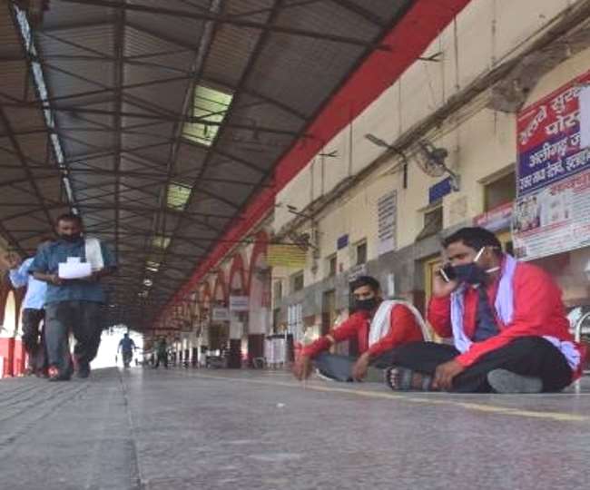 Derailment of Coolie Life: कोरोना ने कुलियों के जीवन की ट्रेन को कर ...