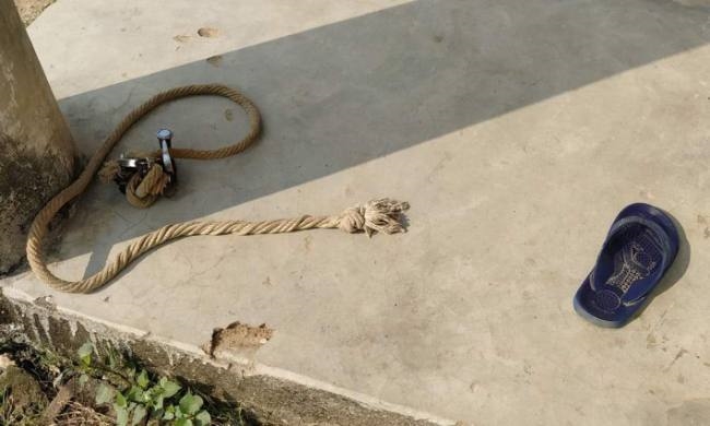 पुलिस कस्टडी से हथकड़ी सहित बंदी फरार - Captive absconding with ...