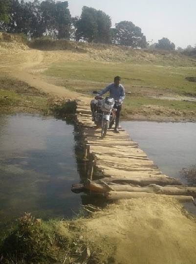 ग्रामीणों ने रोहिन नदी पर बनाया लकड़ी का पुल - Villagers built wooden ...
