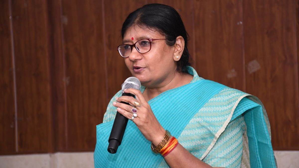 DBRAU: कुलपति ने चार्ज मिलने के बाद बांटीं जिम्मेदारियां, प्रदीप श्रीधर ...