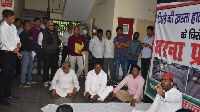 Meerut news: खस्ताहाल सड़कों को लेकर धरने पर बैठे सपा विधायक, बोले ...