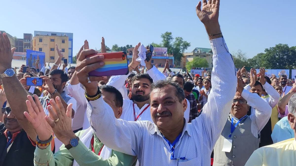 PM HP Visit: ऊना रेलवे स्टेशन पर पहुंचे मोदी तो लगे 'देखो-देखो कौन आया ...