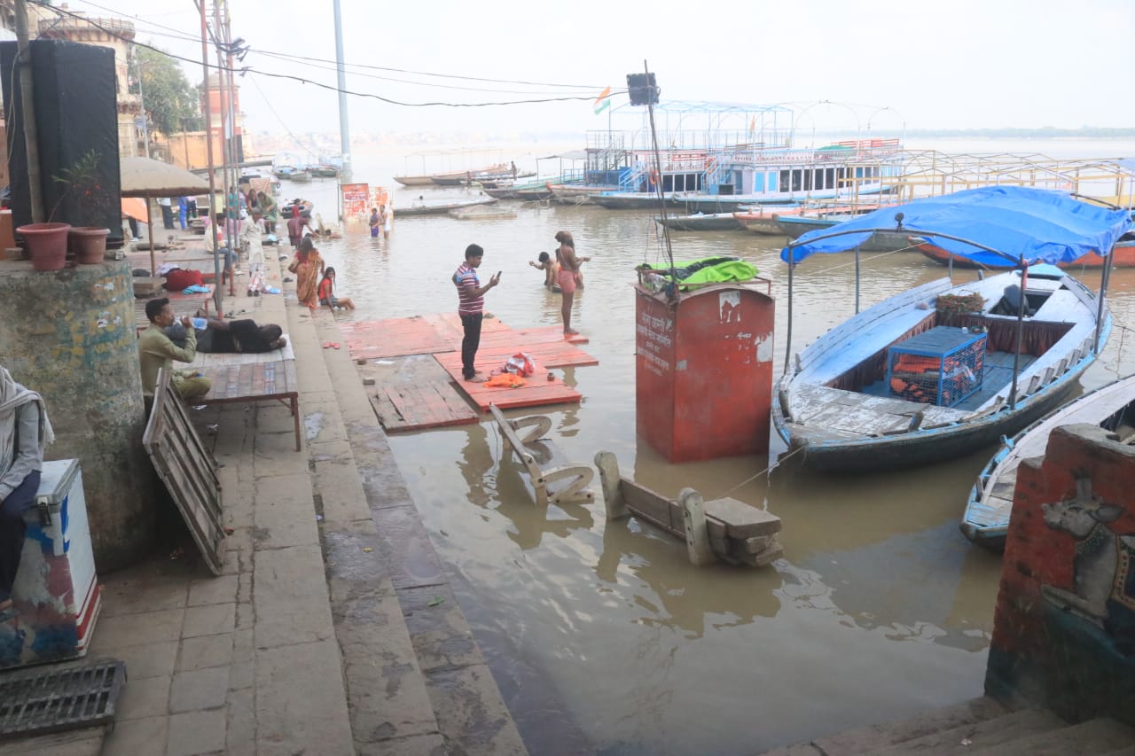 Flood In Ganga : वाराणसी में गंगा का जलस्‍तर छह सेंटीमीटर प्रतिघंटे ...