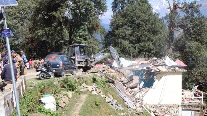 Rudraprayag: बनियाकुंड में वन आरक्षित क्षेत्र से हटाया अतिक्रमण; 200 ...