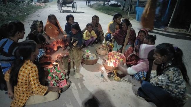 गाम के अधिकारी तोहे बड़का भैया हो.. के साथ सामा-चकेवा संपन्न - sama ...