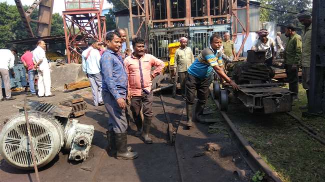 जलमग्न हुई पुटकी-बलिहारी भूमिगत खदान मजदूरों के अंदर जान पर रोक Dhanbad ...