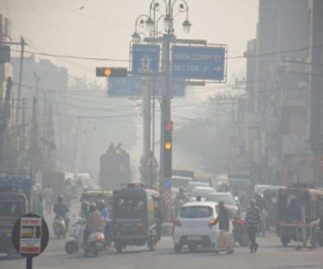 Hisar Pollution: शहर में अलग अलग स्थानों पर धधक रही आग, धुएं में उड़ ...