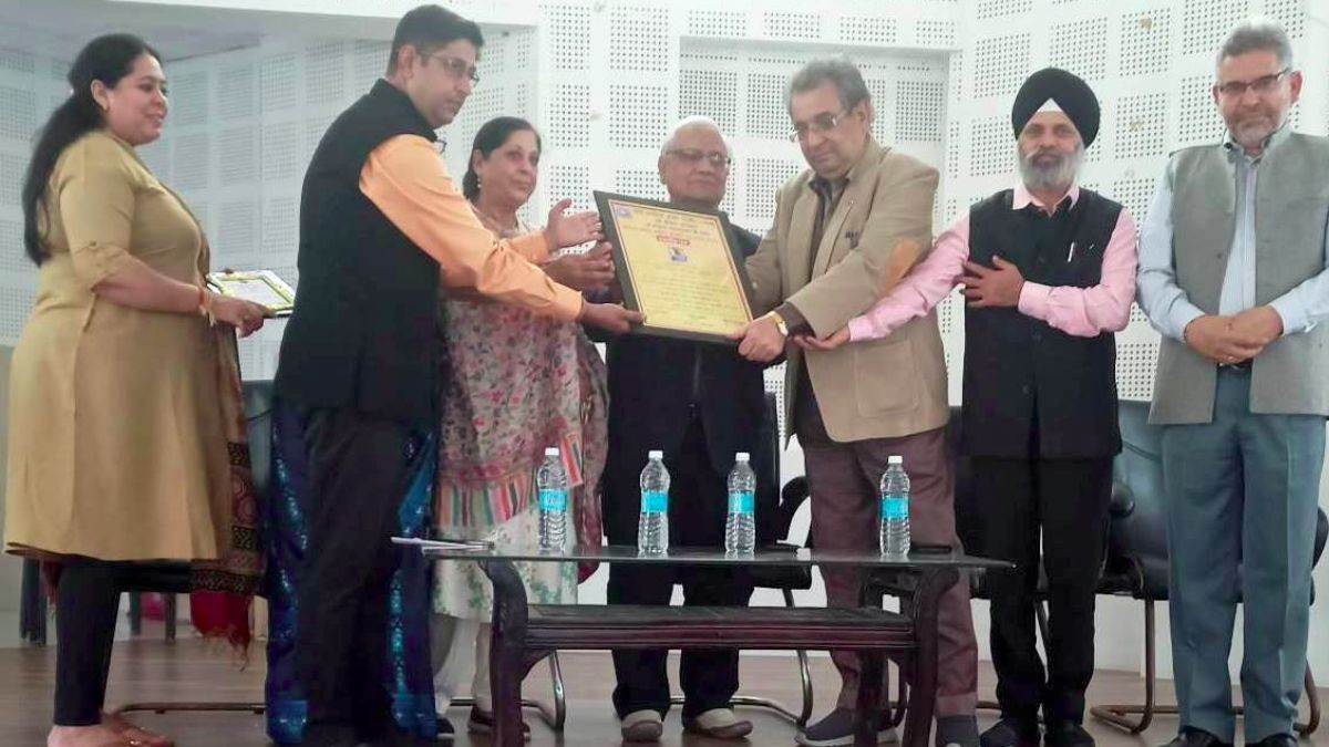 साहित्यकार वर्मन और गजल गायक शाम साजन को रमेश मेहता स्मृति पुरस्कार से ...