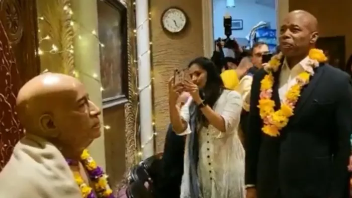 दिवाली मनाने मैनहट्टन के हिंदू मंदिर पहुंचे न्यूयॉर्क सिटी के मेयर ... दिवाली मनाने मैनहट्टन के हिंदू मंदिर पहुंचे न्यूयॉर्क सिटी के मेयर ...