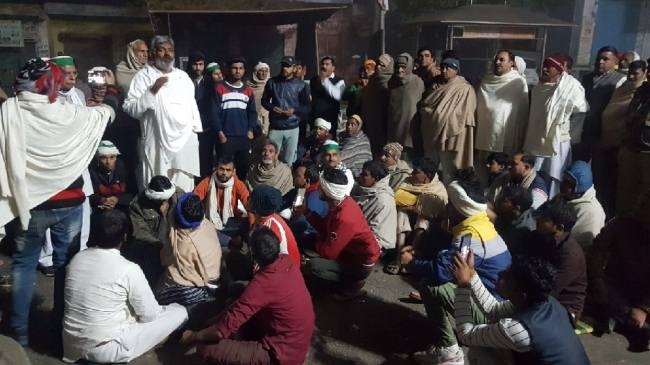 बरनावा पुलिस चौकी पर भाकियू ने किया हंगामा, सड़क जाम - Barkyu at ...