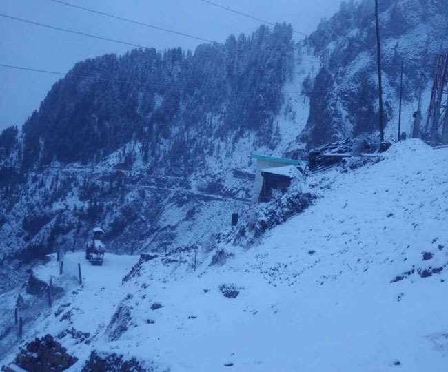 Uttarakhand Weather Update: बर्फ से लकदक हुईं मसूरी की पहाडियां, ठिठुरा ...