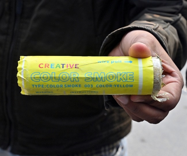 Smoke Canister: संसद की सुरक्षा में सेंध लगाने वाले आरोपी ने जिस चीज से ...