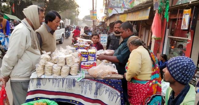 मकर संक्रांति पर बाजारों में रही रौनक, खूब बिकी तिलकुट व मसका
