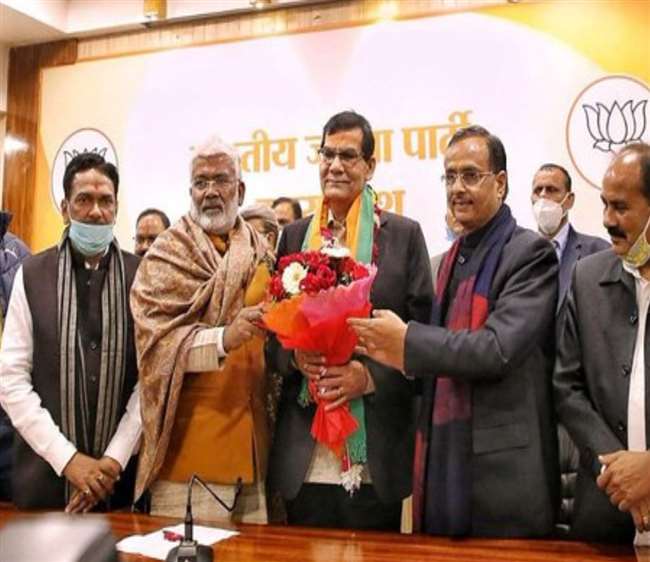 आइएएस एके शर्मा के भाजपा के साथ सियासी सफर शुरू होते ही उनके गांव में ...